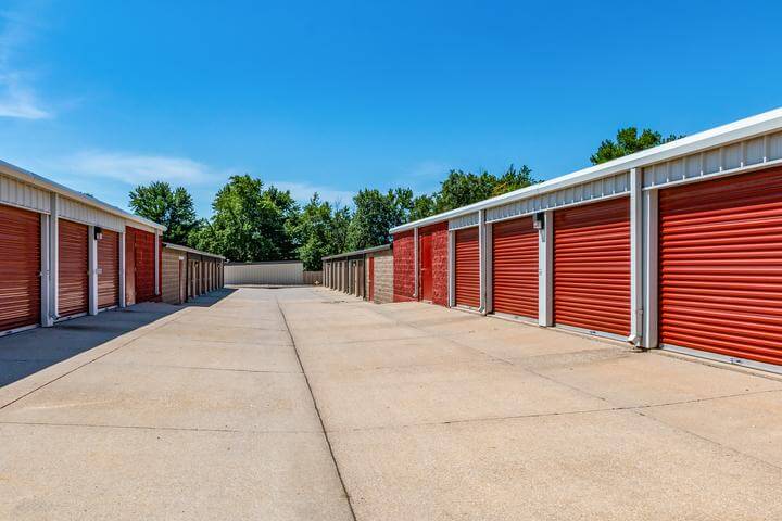 Self Storage in Clive, Iowa on Hickman Ct | StorageMart